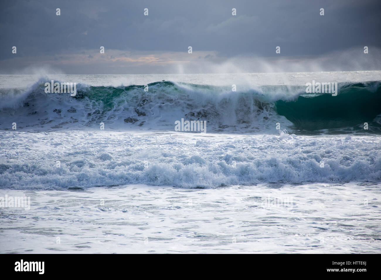 Grandes vagues de la mer Banque de photographies et d’images à haute ...