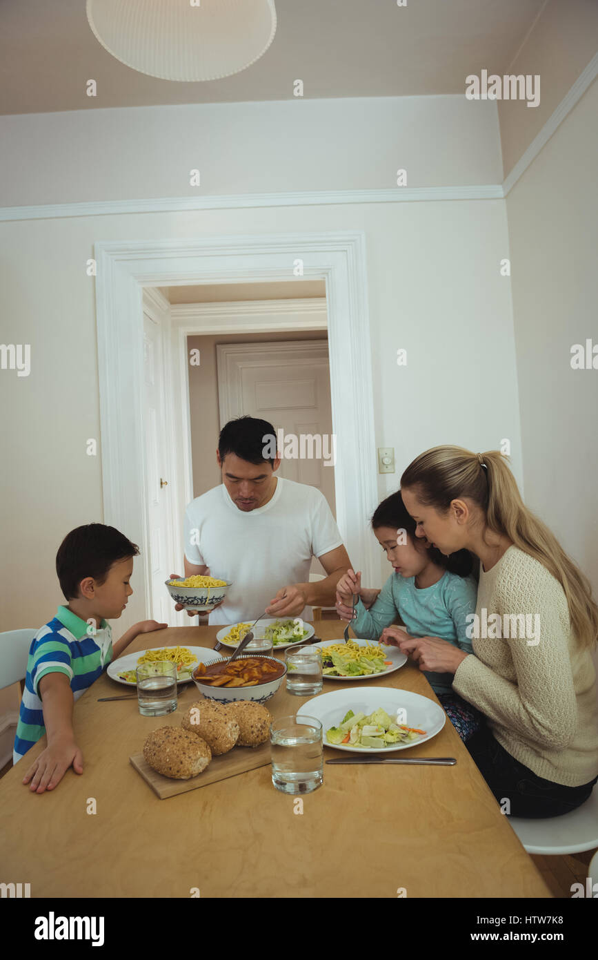Famille repas Banque de photographies et d’images à haute résolution ...