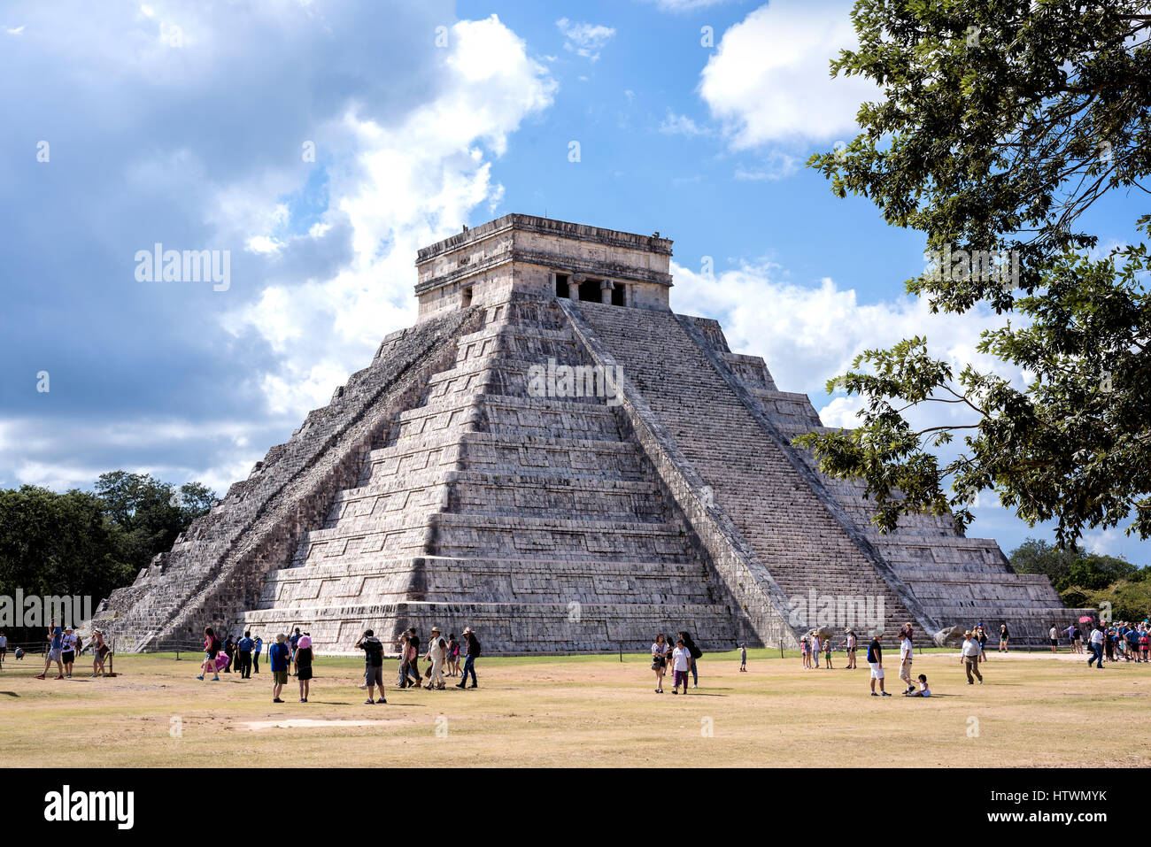 Le Temple de pyramide de Kukulkan (El Castillo) pyramide maya à Chichen Itza ruines, l'une des ...