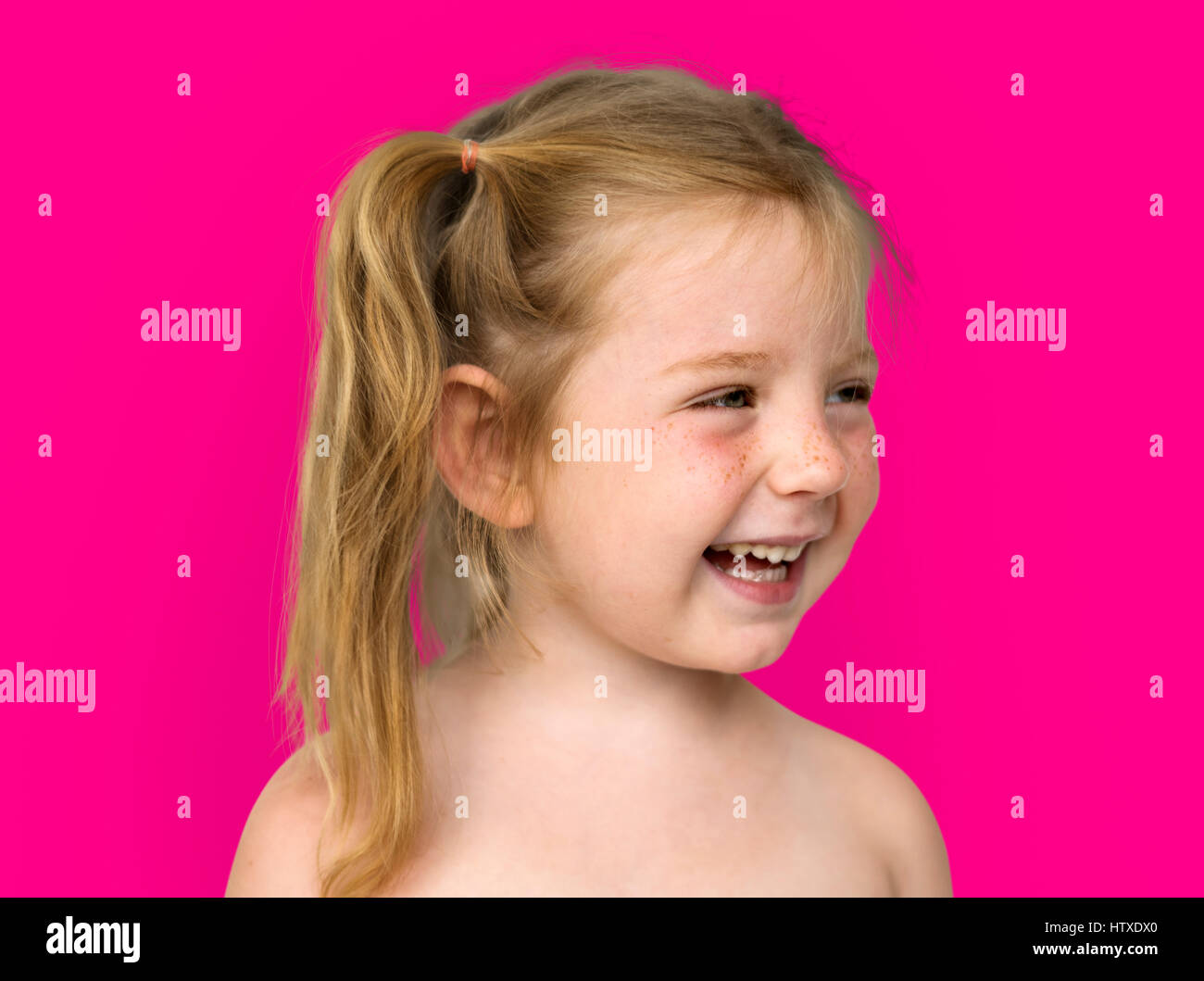 Portrait Petite fille torse nu Smiling Photo Stock - Alamy
