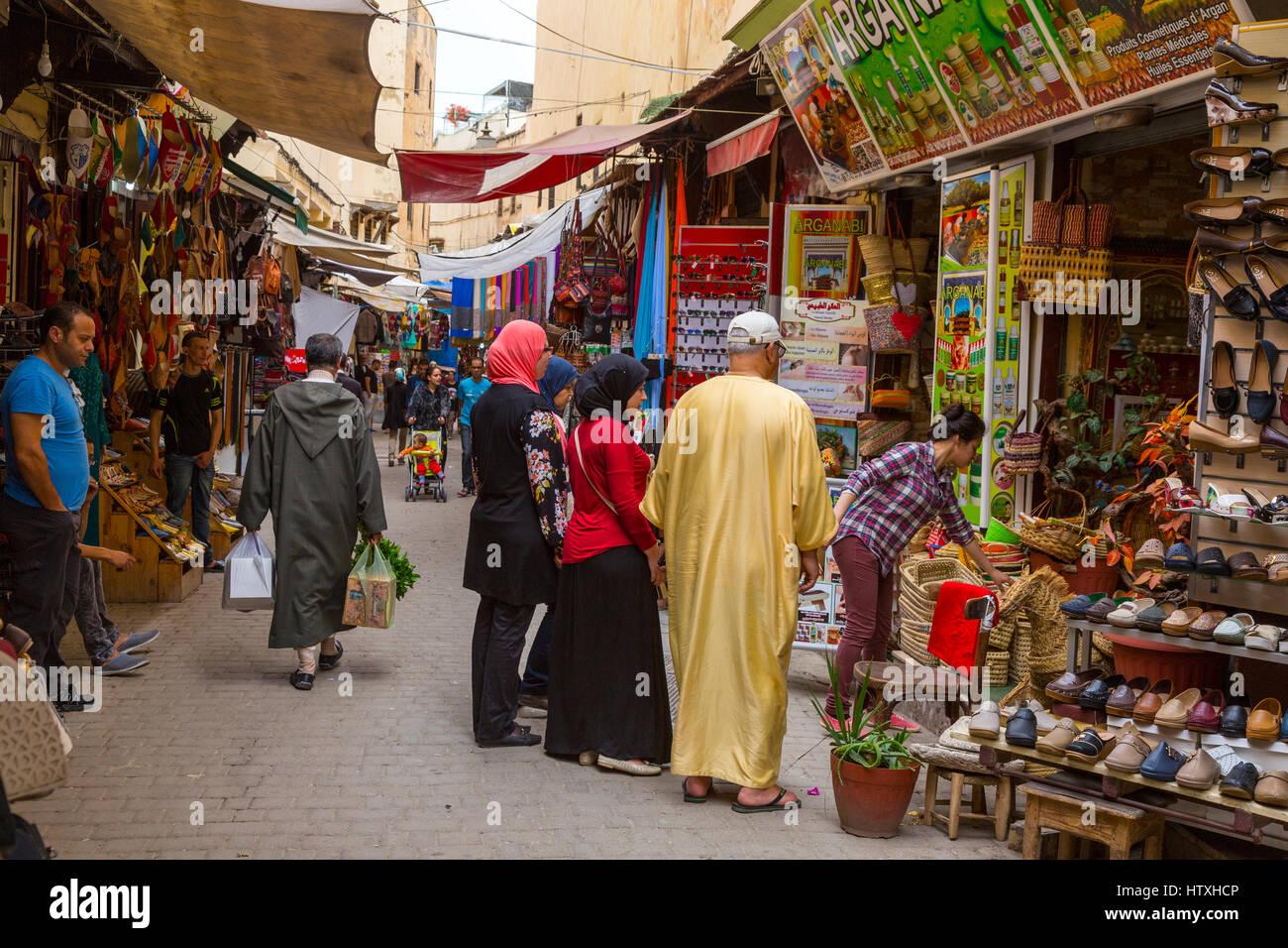 Fes, Maroc. Scène de rue à la médina, Tala'a Seghira, Fès El-Bali ...