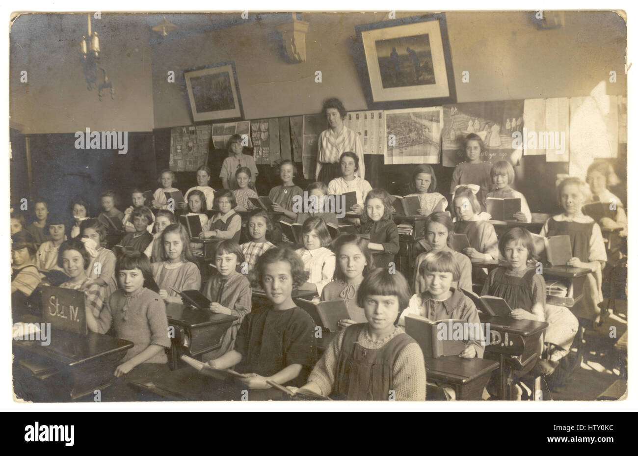 Début des années 1900 Carte postale de l'école de jeunes filles en ...
