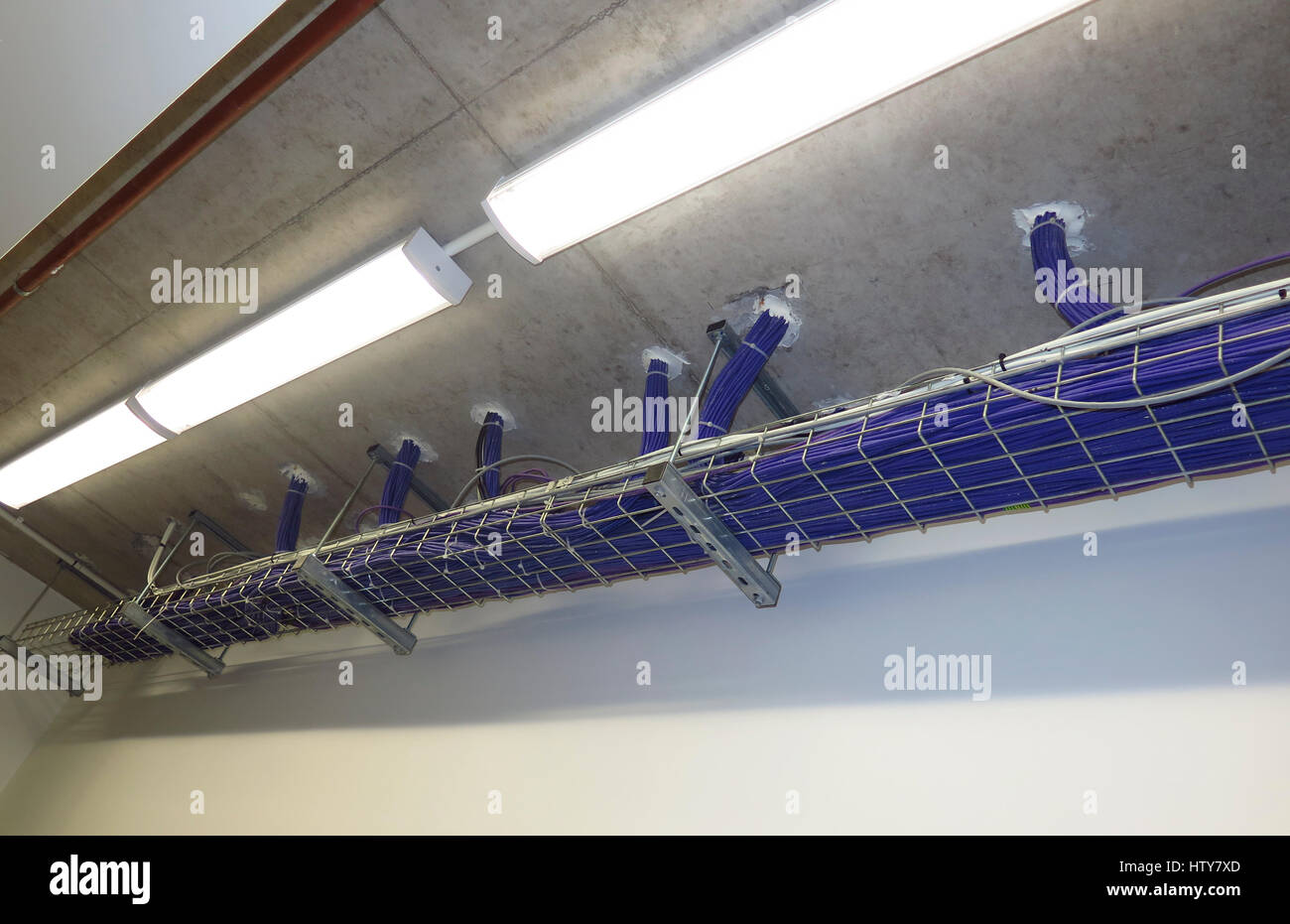 Bac à câble Banque de photographies et d’images à haute résolution - Alamy