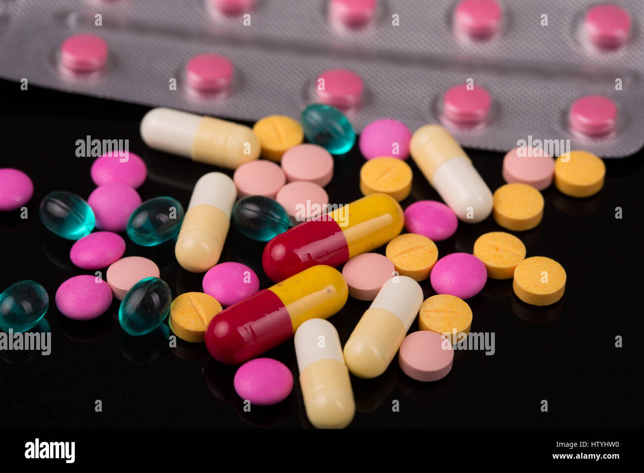 Comprimés différents comprimés capsule médicaments mélange de tas Photo ...