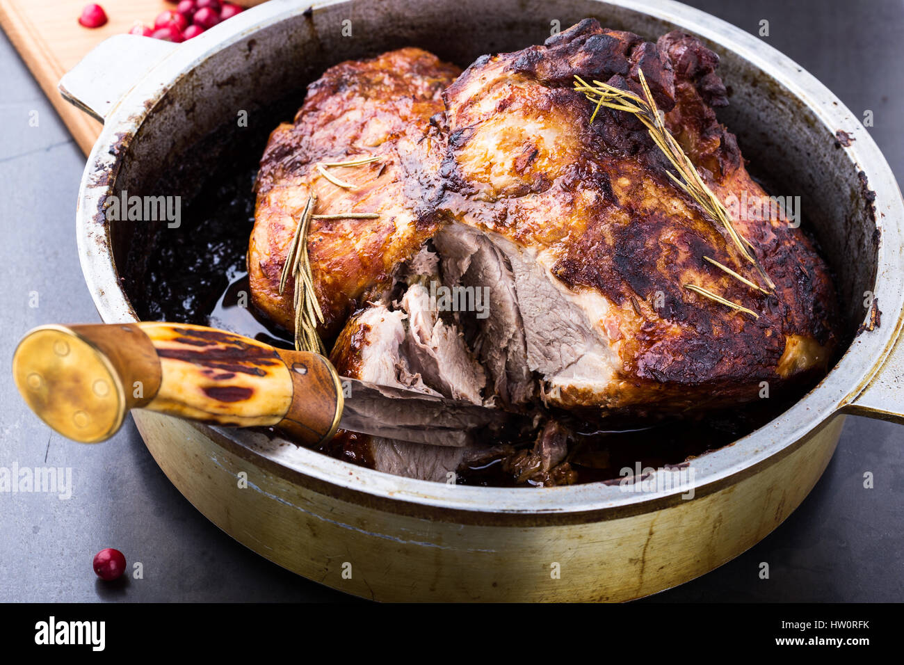 Jarret de porc rôti au four entier avec des herbes et d'épices à ...