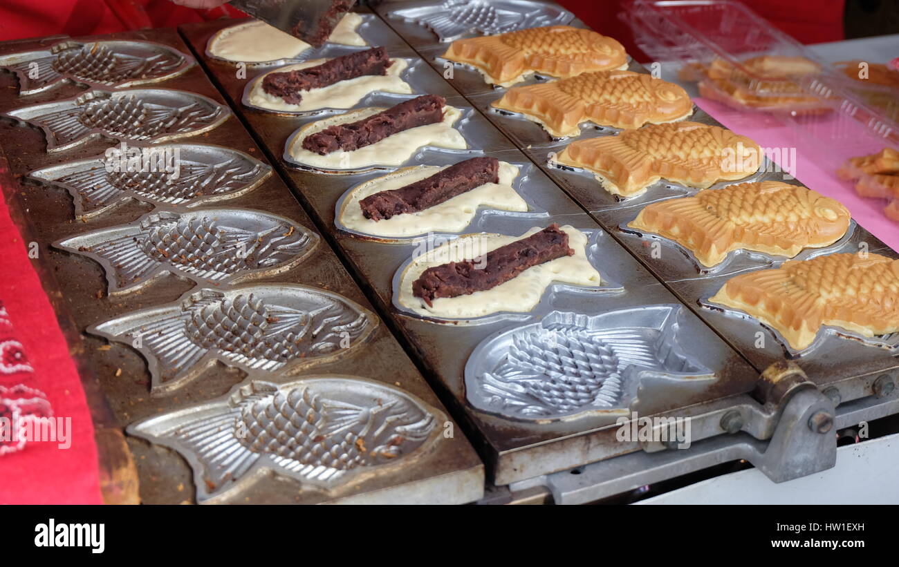 Une machine à faire Taiyaki, un gâteau en forme de poisson japonais ou ...