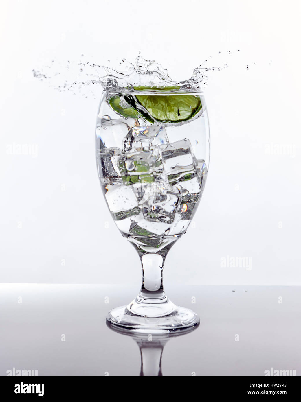 Tranches de lime a fait un splash après être tombé dans un verre d'eau ...