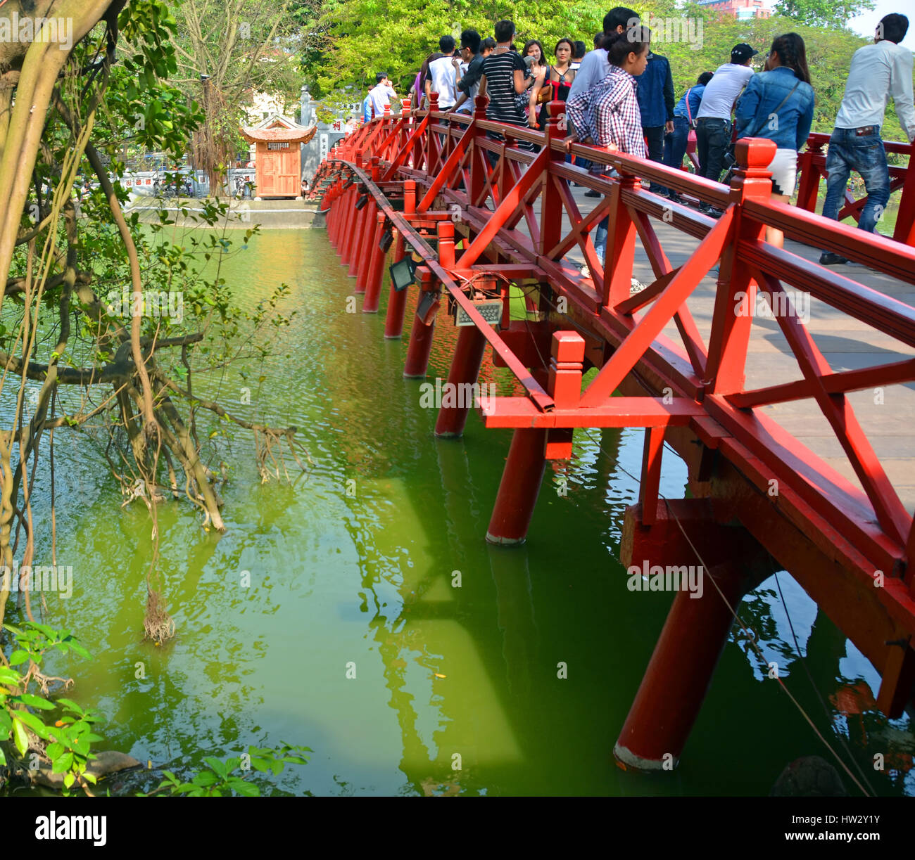 Pont rouge sur le lac Banque de photographies et d’images à haute ...
