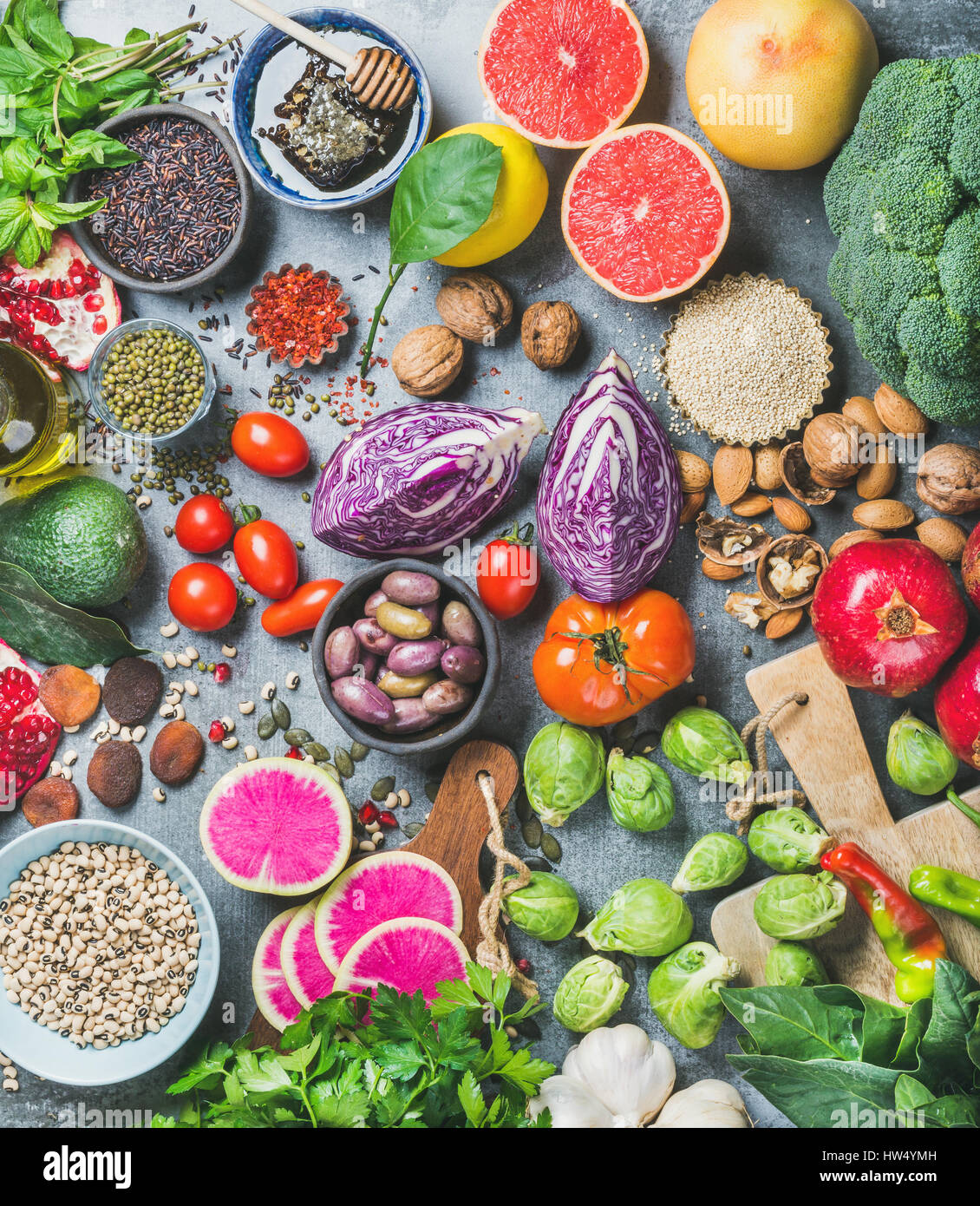 Variété des aliments crus sains sur fond de béton gris Photo Stock - Alamy