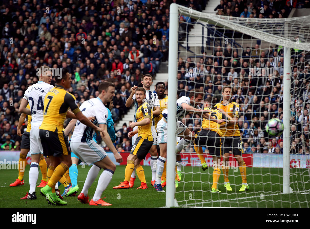 West Bromwich Albion's Craig Dawson du côté marque son premier but du ...