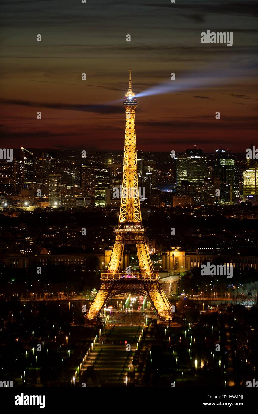 France, Paris, La Tour Eiffel lumineuse (© SETE-illuminations Pierre ...