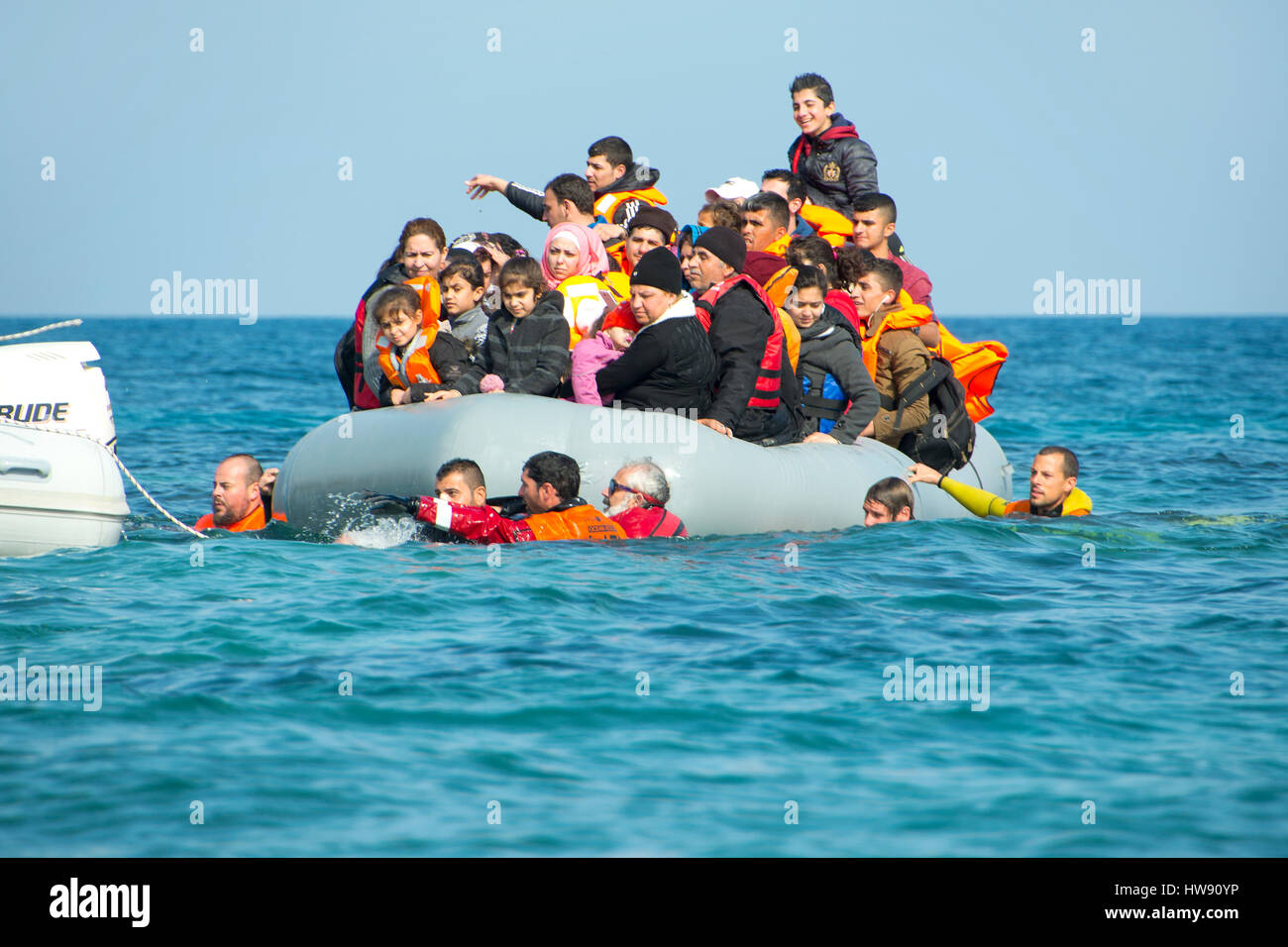 Lesbos, Grèce Le 02 février 2016 : les réfugiés arrivant en Grèce en ... Lesbos, Grèce Le 02 février 2016 : les réfugiés arrivant en Grèce en ...