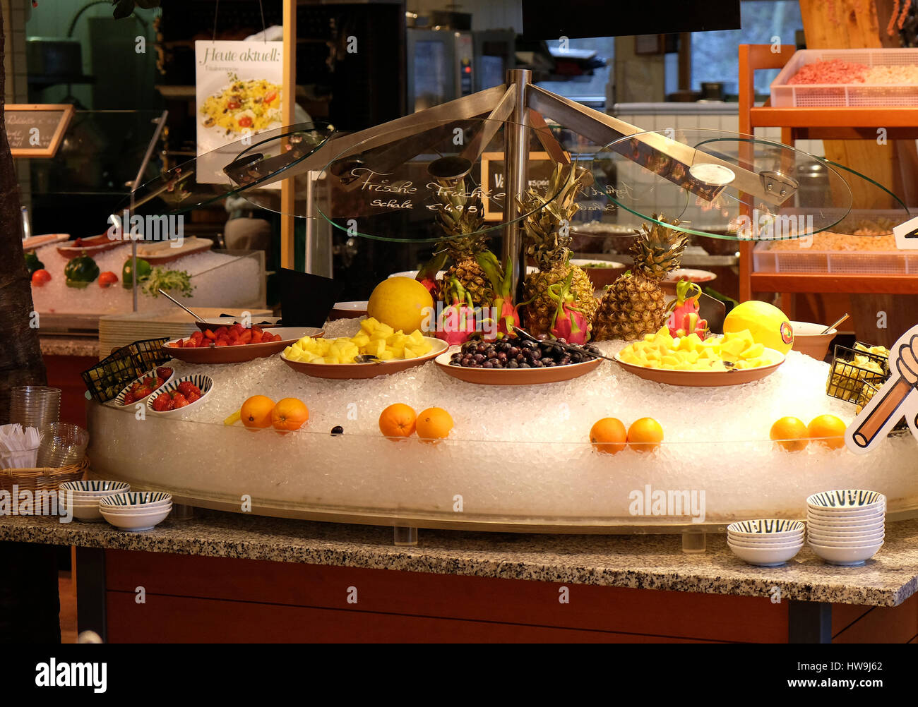 Self service restaurant food display Banque de photographies et d ...