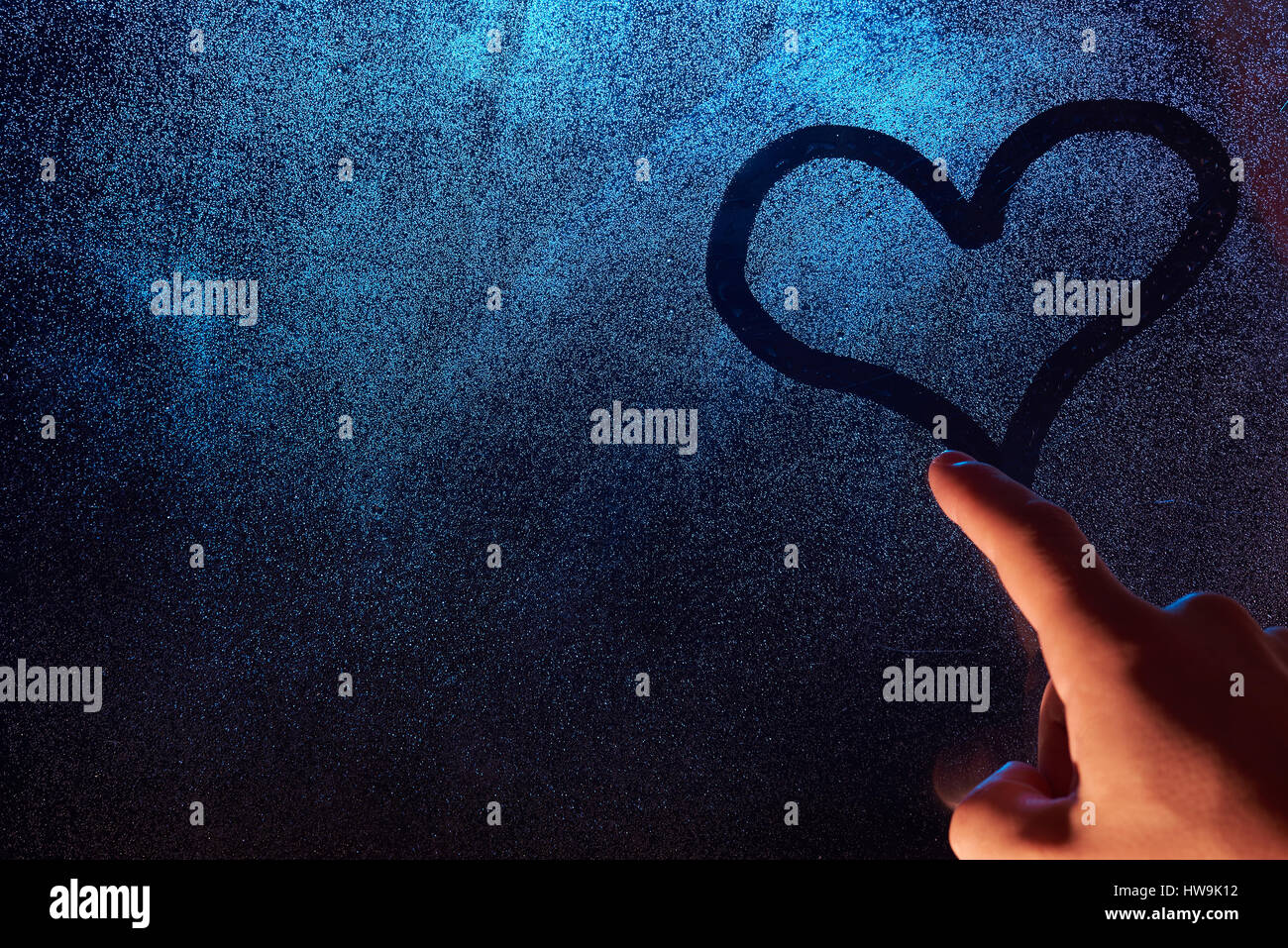 Le symbole en forme de coeur dessiner sur la buée des vitres. Close-up ...