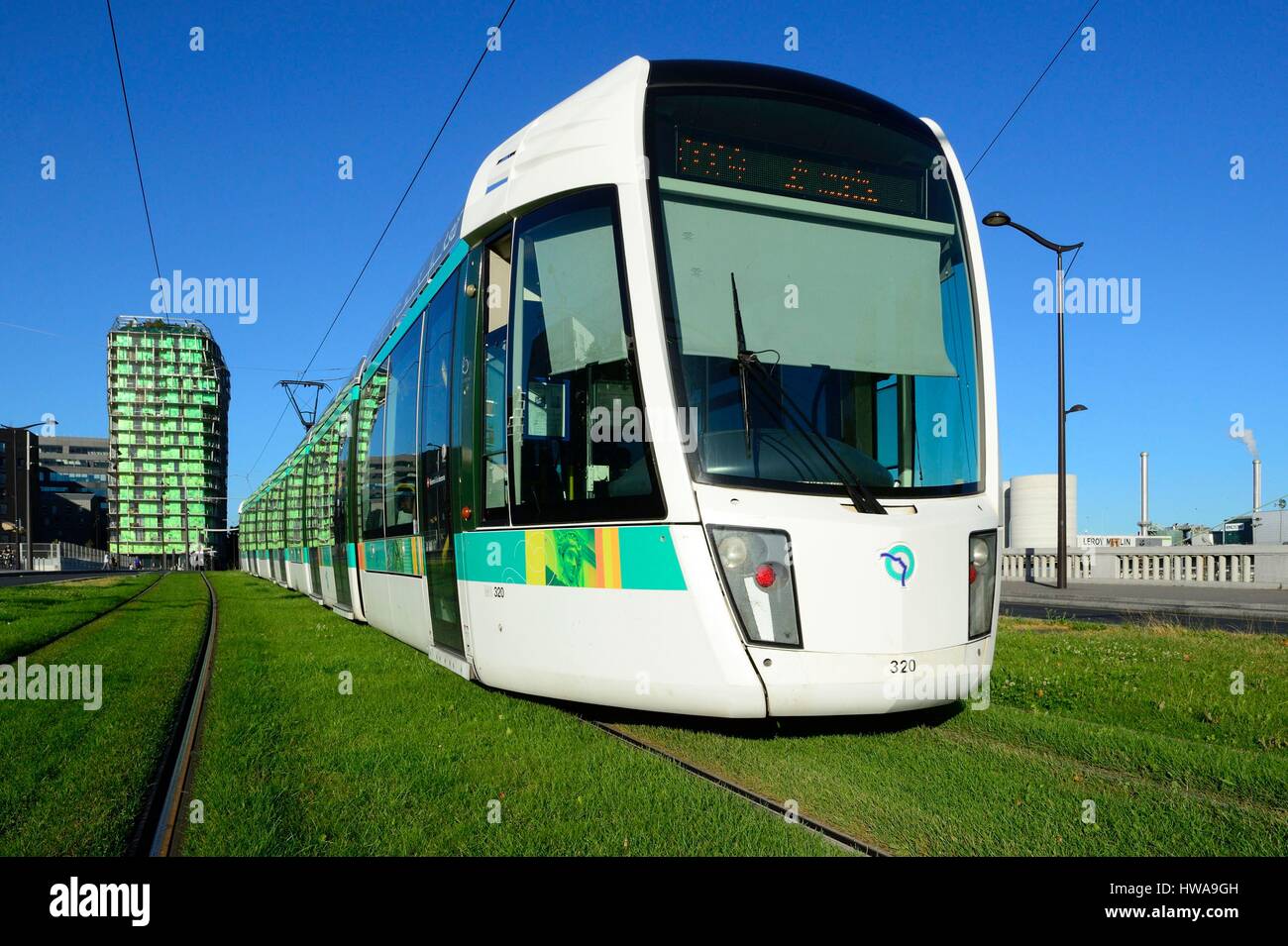 France, Paris, l'Avenue de France, la station de tramway T3a Photo ...