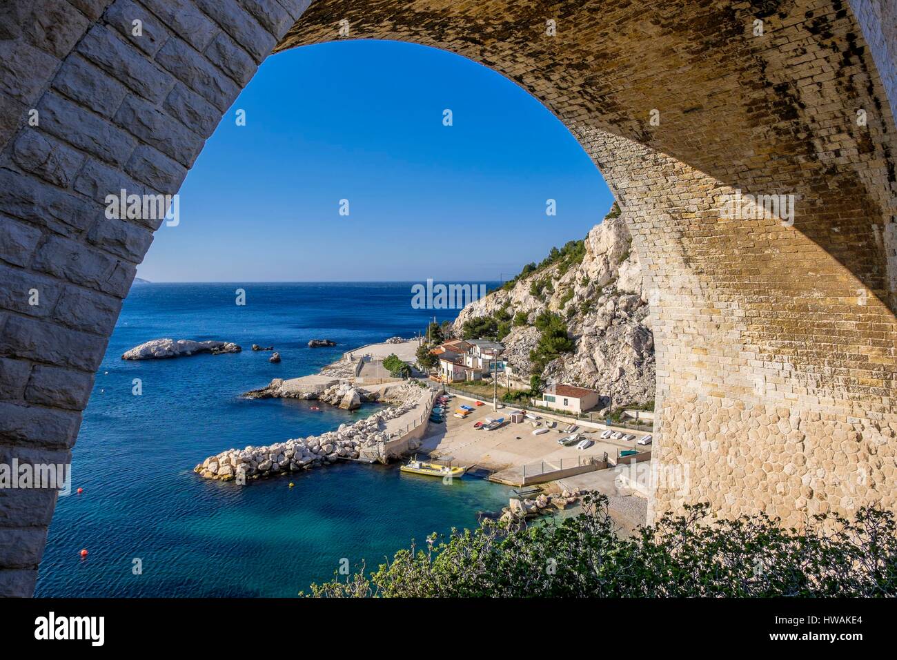 France, Bouches du Rhône, Côte Bleue, Rove, la Vesse Calanque, viaduc ...