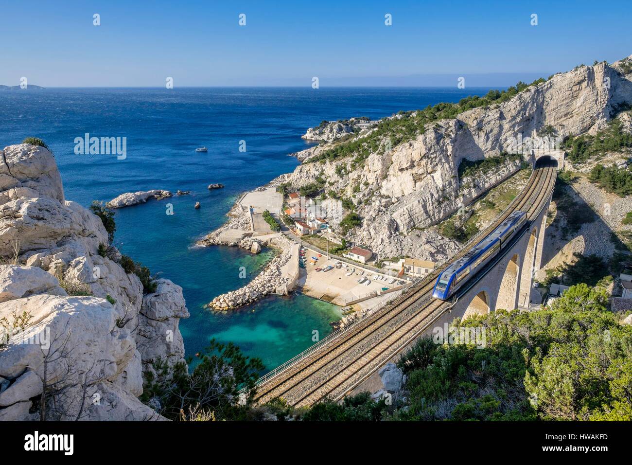France, Bouches du Rhône, Côte Bleue, Rove, la Vesse Calanque, viaduc ...