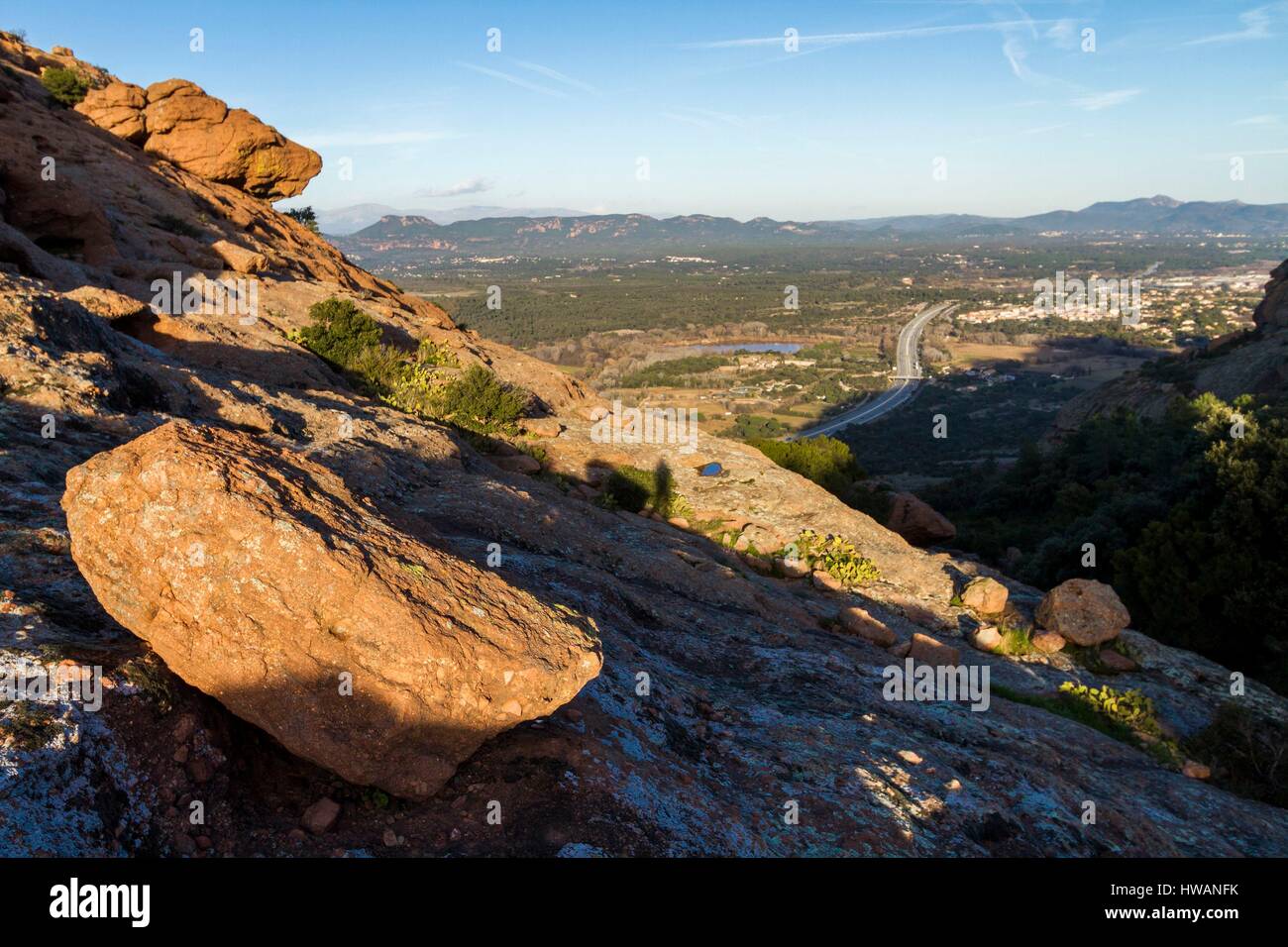 La France, Var, Roquebrune sur Argens, le Rocher de Roquebrune, vu sur ...