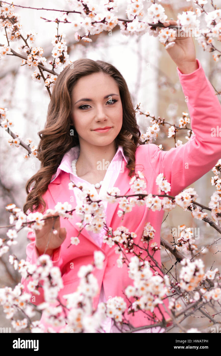 Très belle fille dans les arbres en fleurs au printemps Le printemps ...