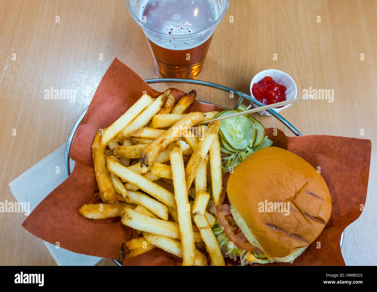 Hamburger et frites Banque de photographies et d’images à haute ...