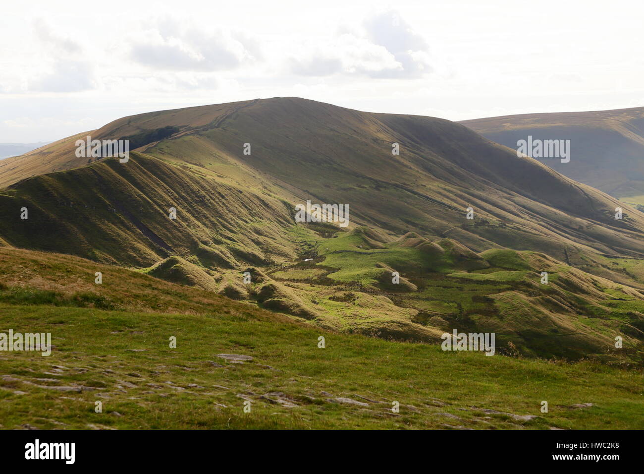 Au nord-ouest de Mam Tor à Edale Vale et "vent" de flanc Rushup Edge ...