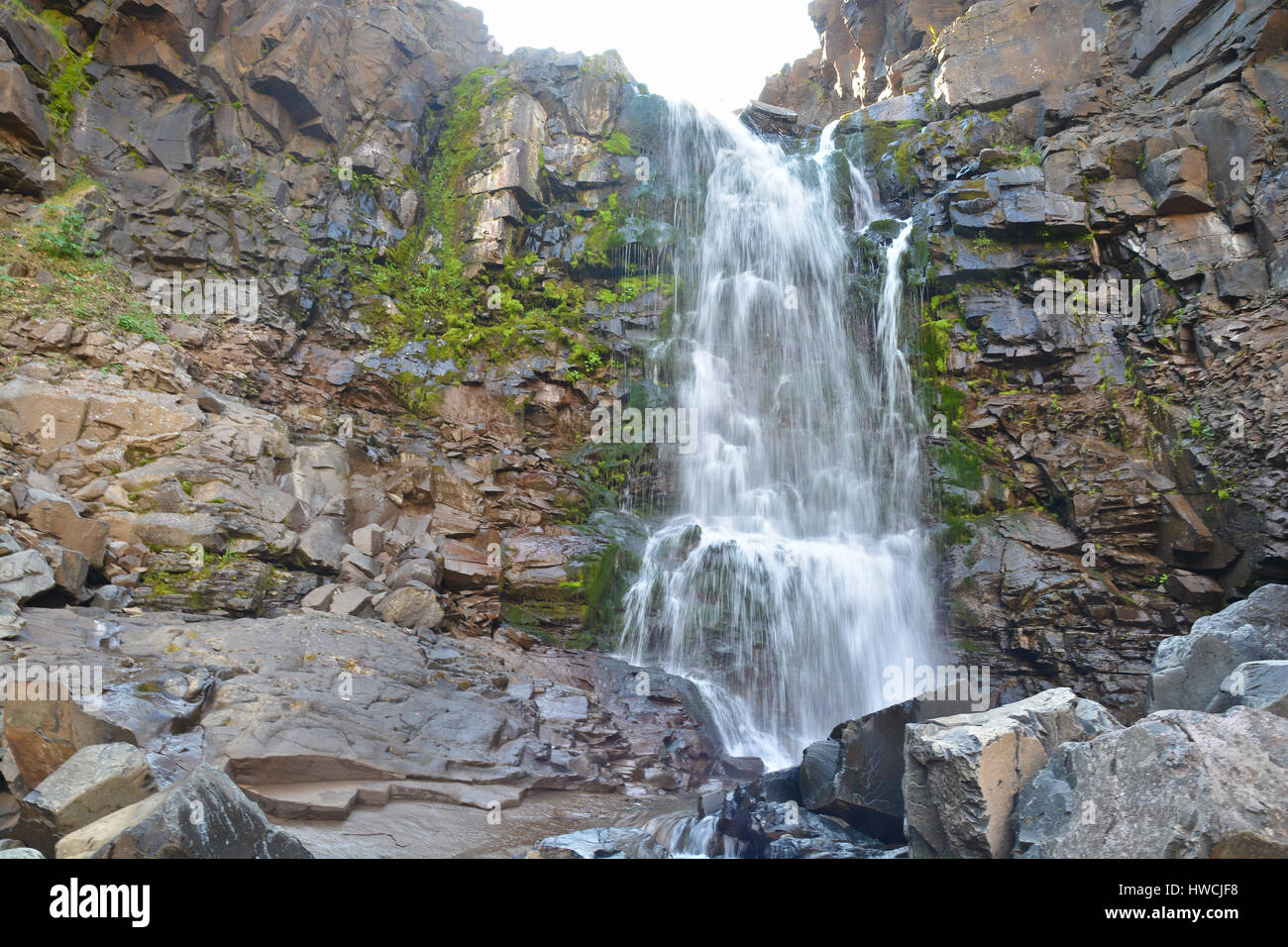 Cascade dans les rochers sur le plateau de Putorana. Paysage de ...