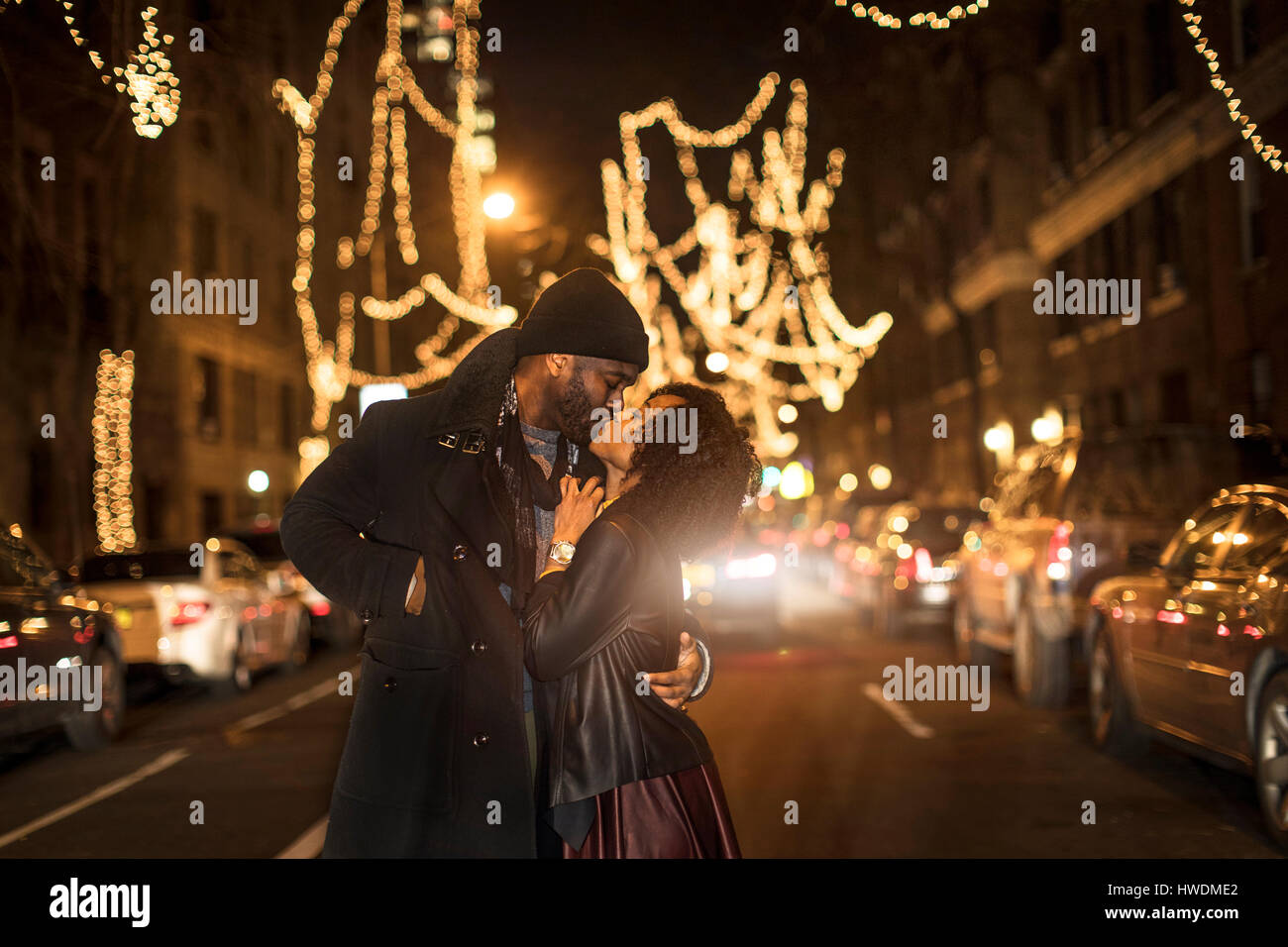 Romantic couple kissing night Banque de photographies et d’images à ...