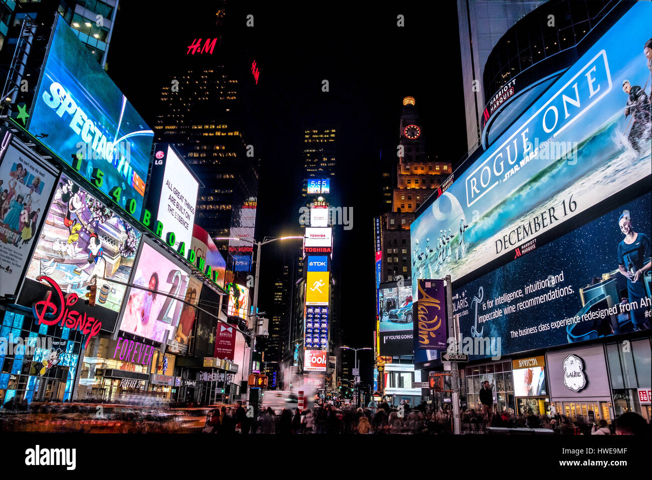 Panneaux publicitaires la nuit Banque de photographies et d’images à ...