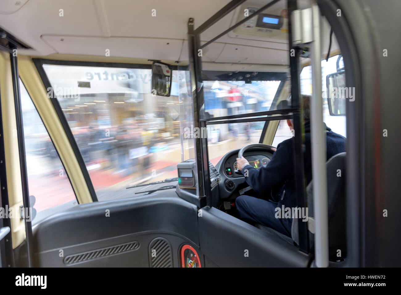 Chauffeur de bus Banque de photographies et d’images à haute résolution ...