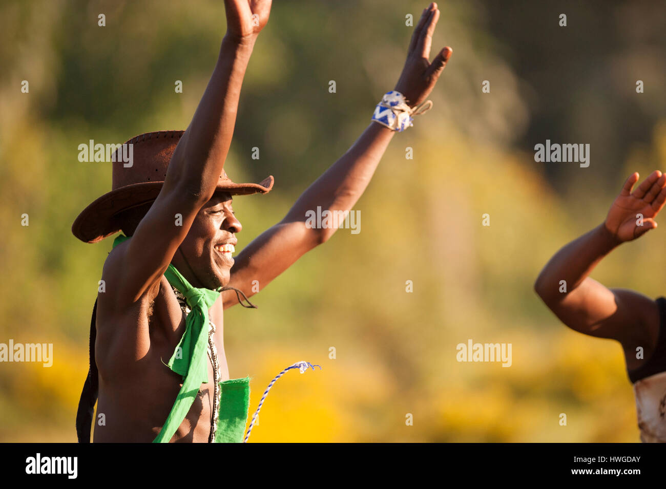 Dancers performing traditional dance rwandaise avant la randonnée pour ...