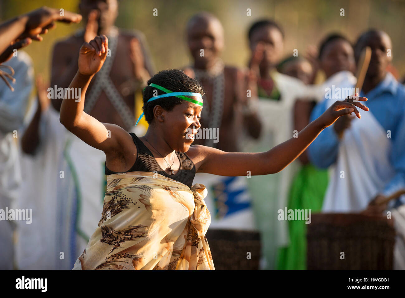 Dancers performing traditional dance rwandaise avant la randonnée pour ...