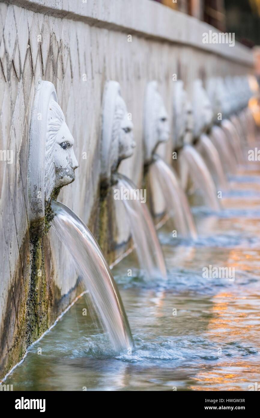 Grèce, Crete, Spili village, Fontaine Vénitienne où l'eau jaillit d'un ...