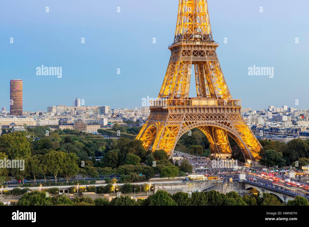 France, Paris, vue générale avec la Tour Eiffel illuminée (© SETE ...