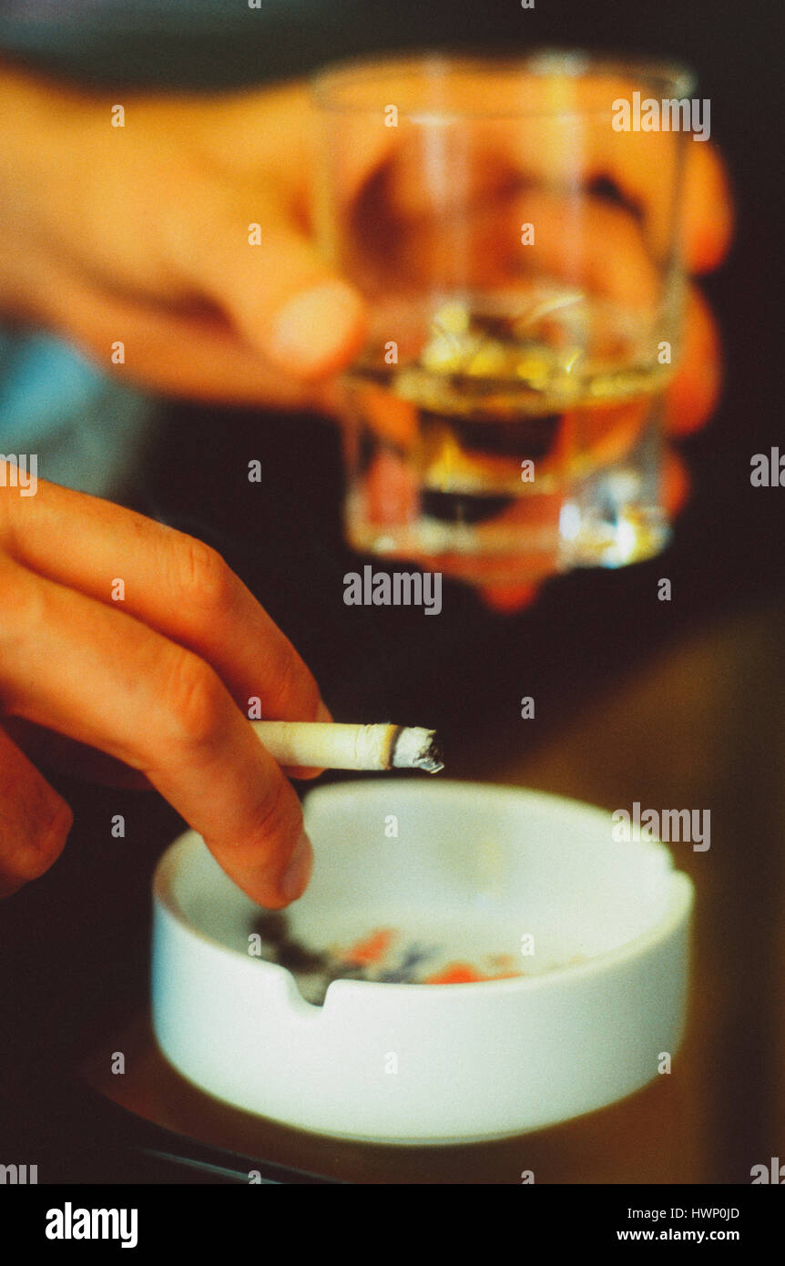 Alcool et cigarette Banque de photographies et d’images à haute ...