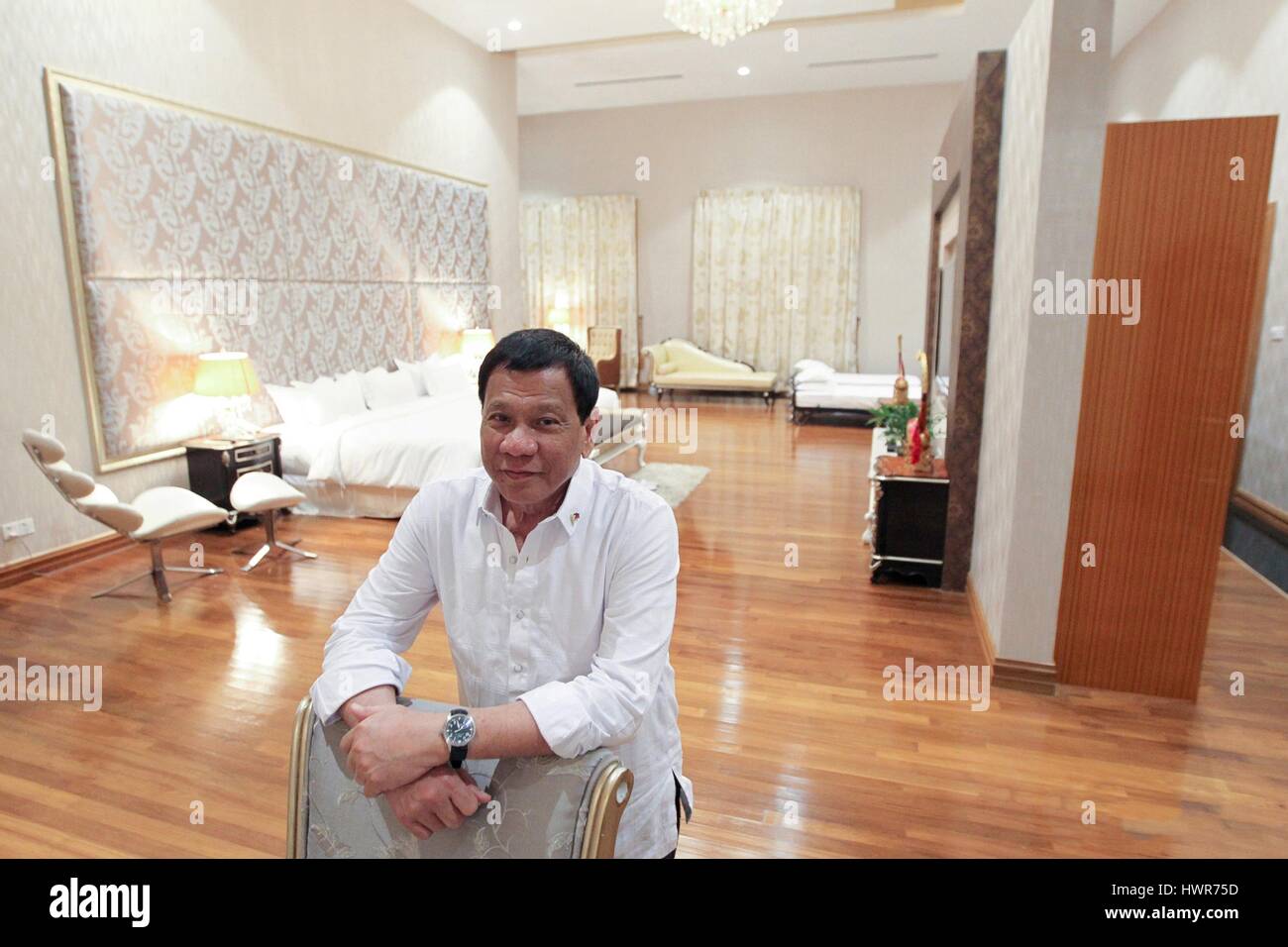 La présidente philippine Rodrigo Duterte pose pour une photo à l ...