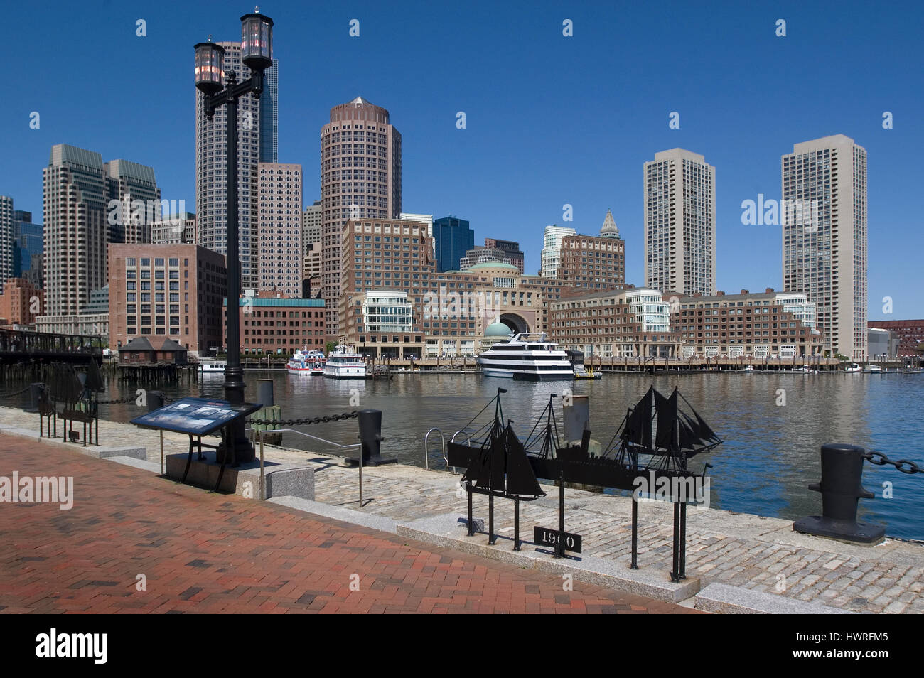 L'horizon de Boston, Massachusetts et le bord de l'eau avec un peu d ...