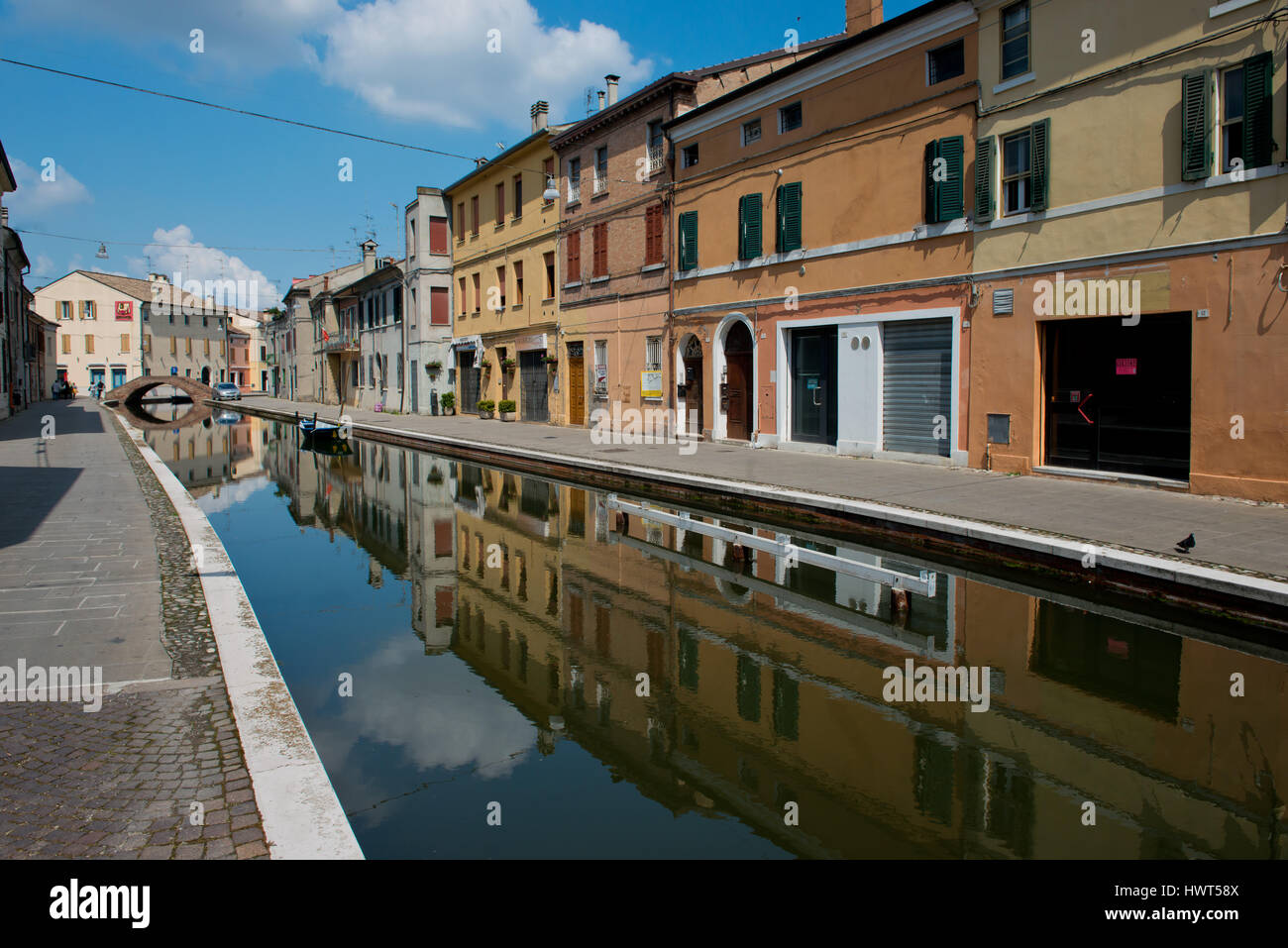 Canal dans le centre-ville de Comacchio, ancien village dans le Delta ...