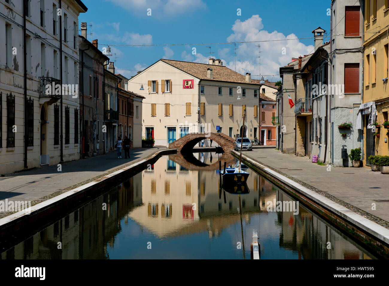 Canal dans le centre-ville de Comacchio, ancien village dans le Delta ...
