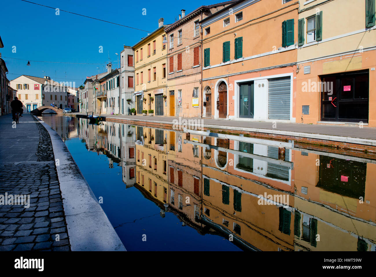 Canal dans le centre-ville de Comacchio, ancien village dans le Delta ...