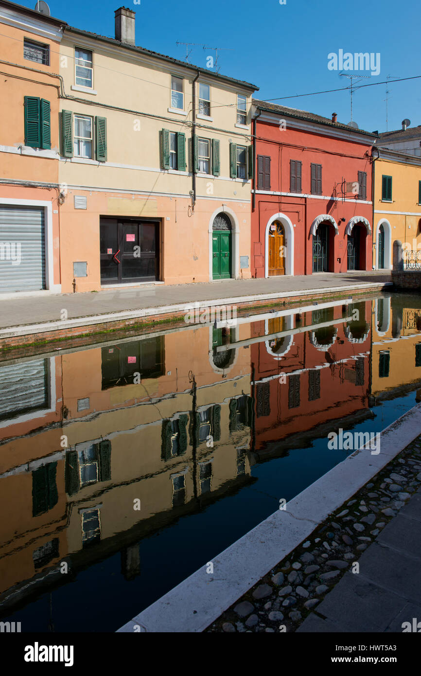 Canal dans le centre-ville de Comacchio, ancien village dans le Delta ...