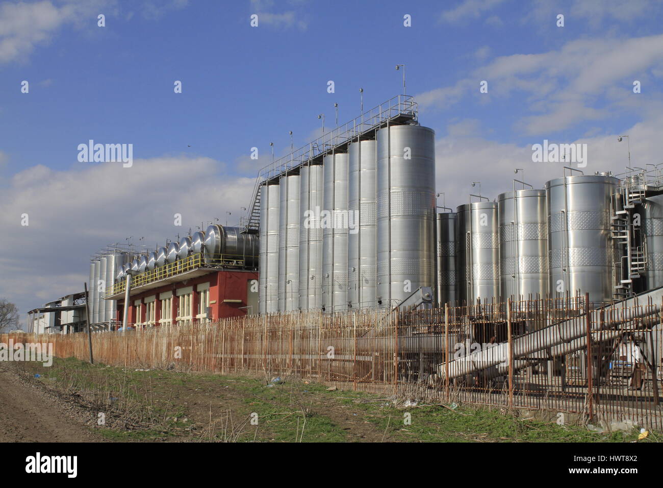 La production de vin moderne et les réservoirs de stockage de vin en ...