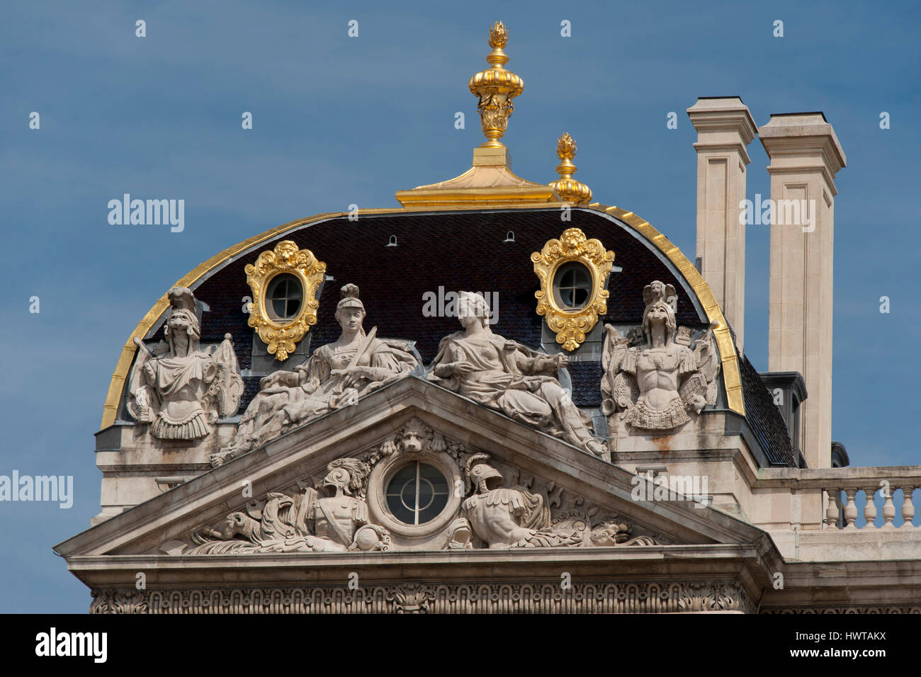 Statues sur la haut de façade de l'hôtel de ville de Lyon en place des ...