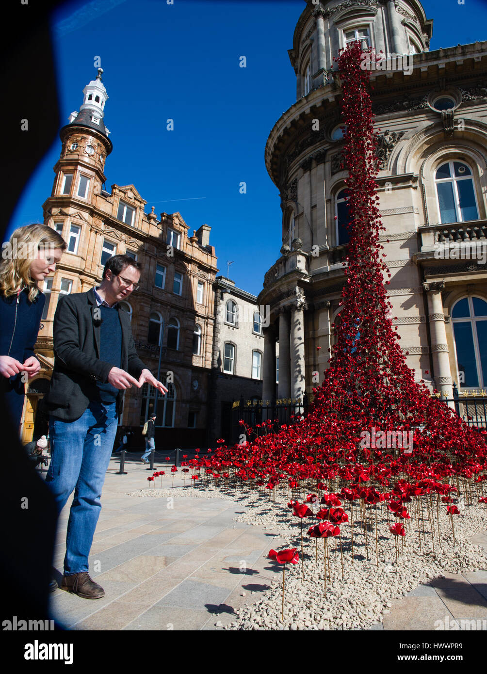 L'artiste Paul Cummins & designer Tom Piper a dévoilé les coquelicots ...
