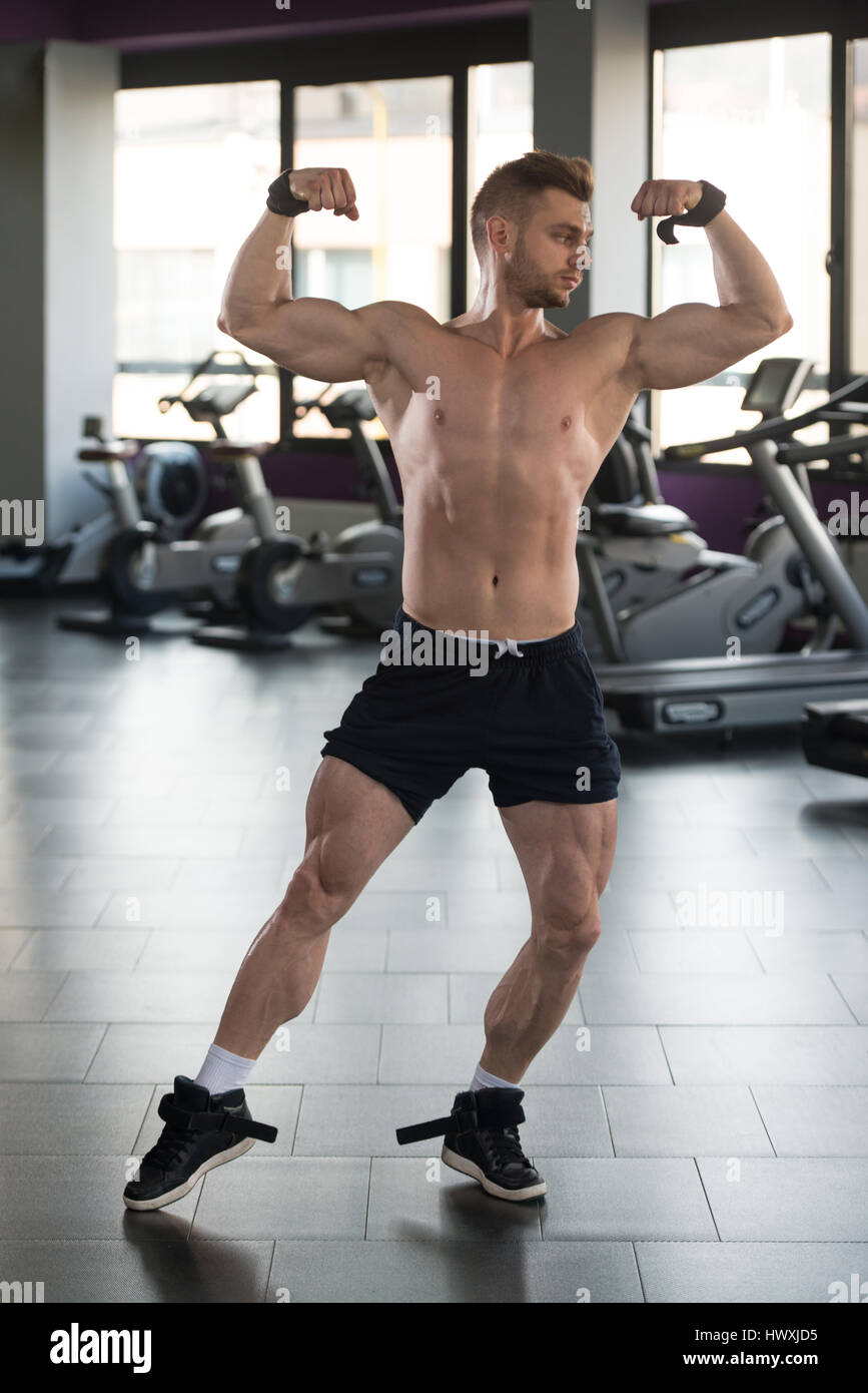 Portrait d'un jeune homme en bonne forme physique montrant son corps ...