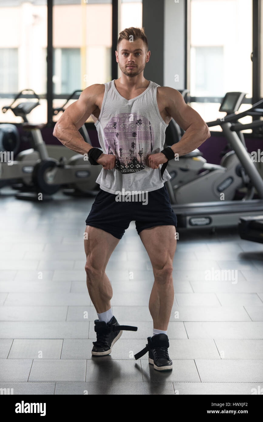 Portrait d'un jeune homme en bonne forme physique en montrant son ...