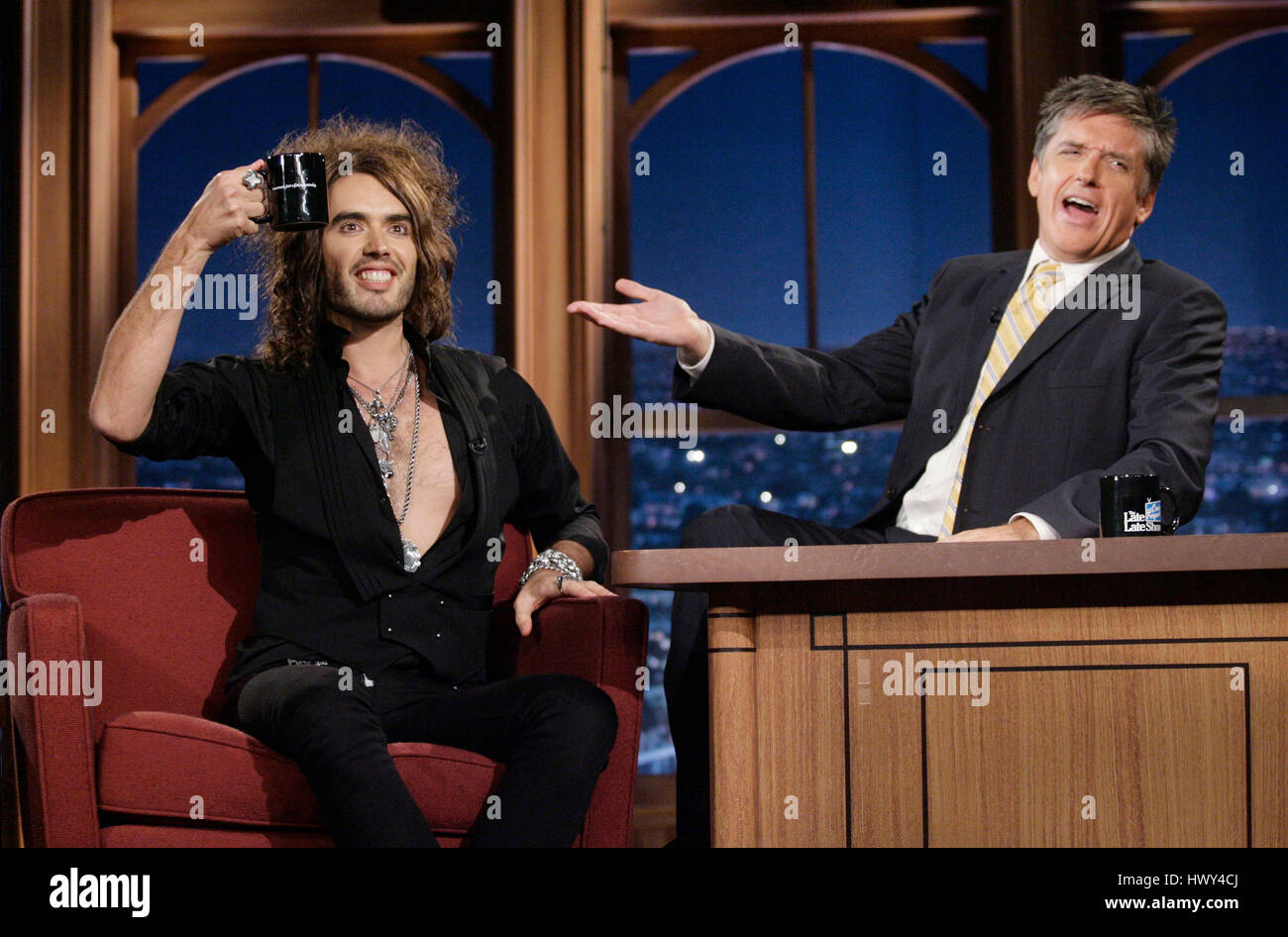 Russell Brand, gauche, conversations avec l'hôte Craig Ferguson pendant ...