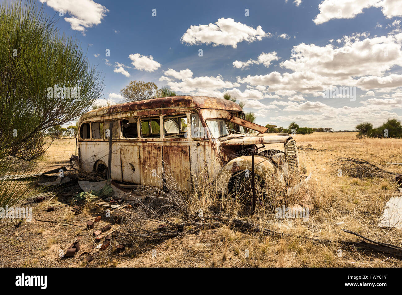 Rusty old school bus dans l'outback. Épave d'autobus scolaire dans le ...