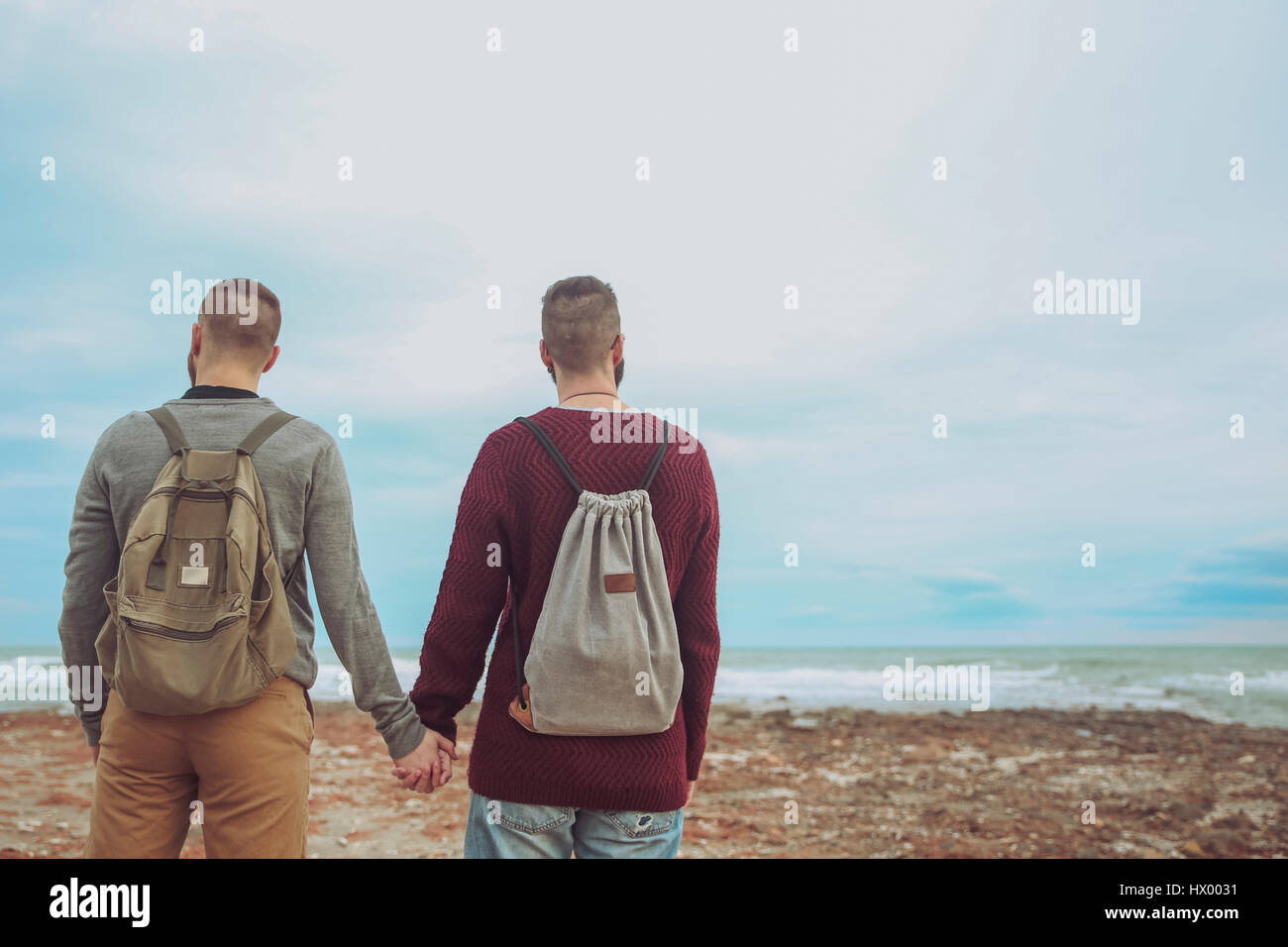Vue Arrière Du Jeune Couple Gay Avec Sacs à Dos Debout Côte à Côte Sur