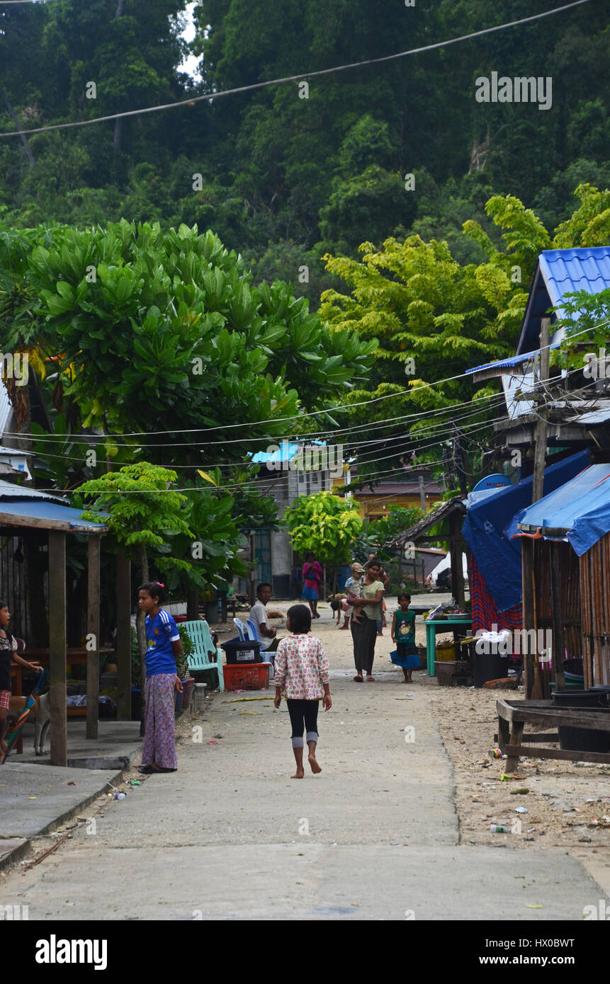 Une fille marche dans le village de Makyone Galet, Lampi, Parc national ...