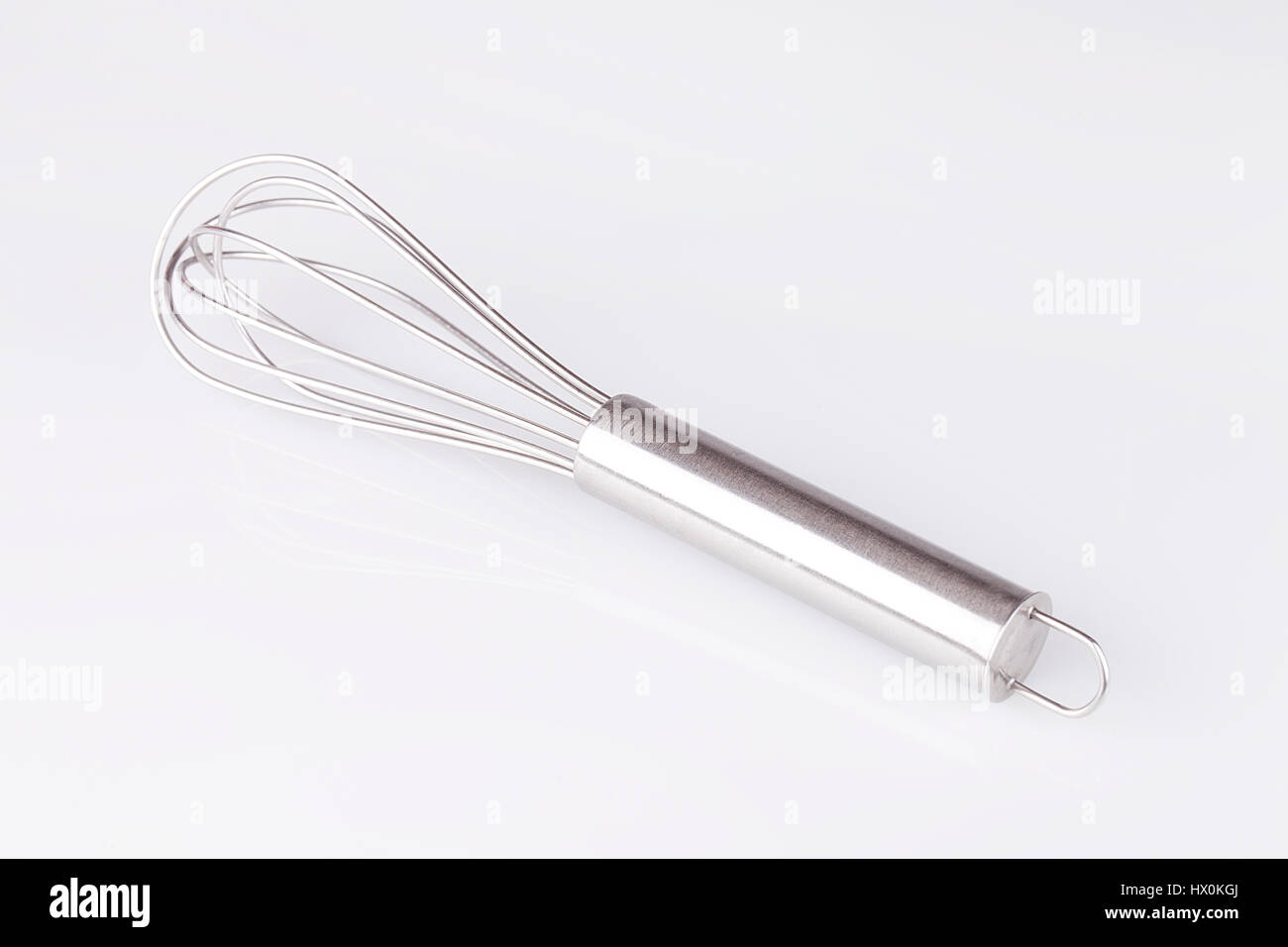 Fouet inox sur une surface blanche. Fouetter isolé sur fond blanc Photo ...